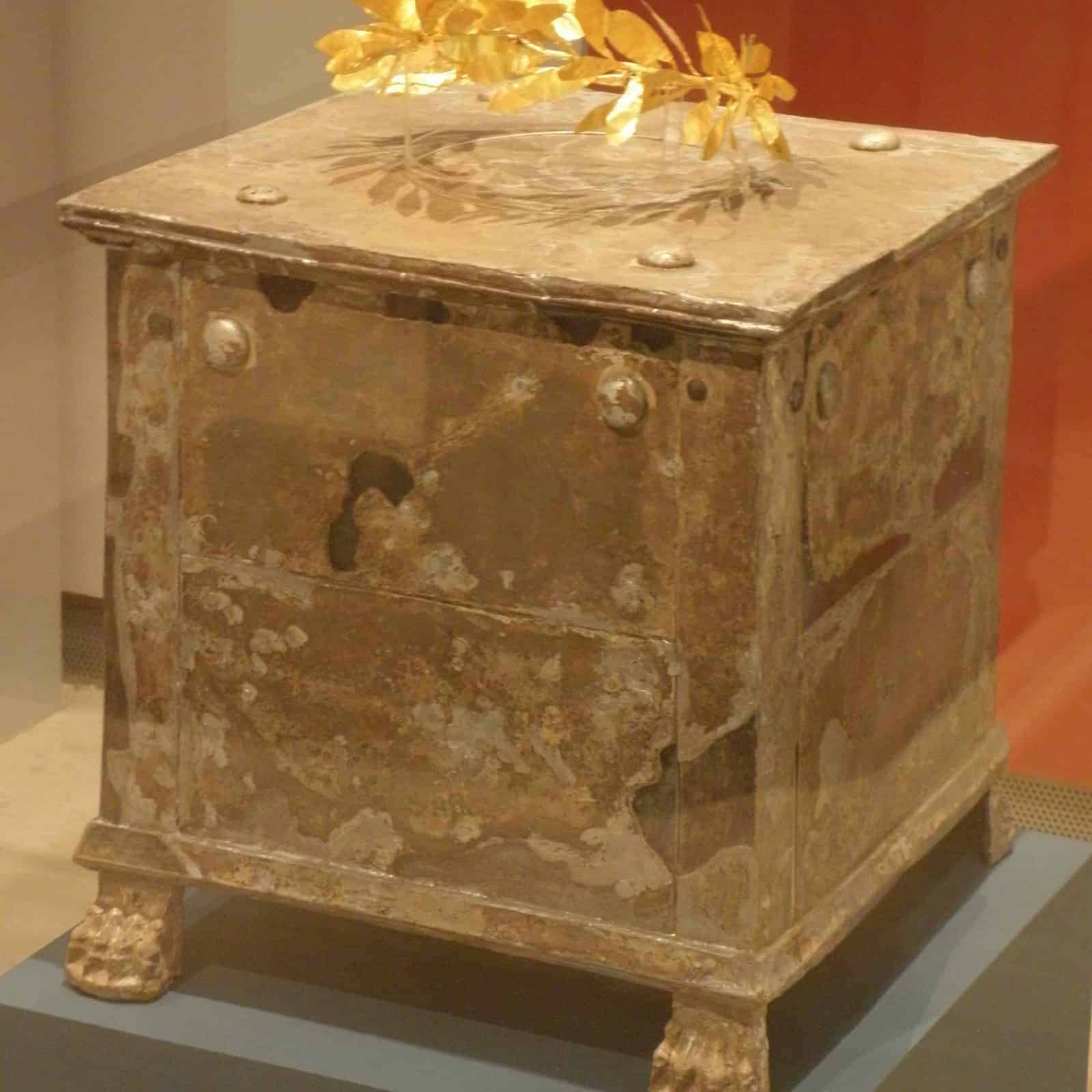 Urn of Brasidas at Amphipolis in Greece | Peter Sommer Travels